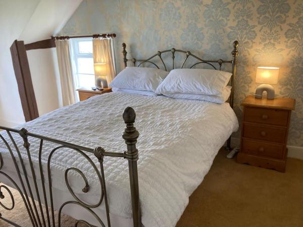 Bryntirion Farmhouse Rooms (With Bathroom) - Welshpool