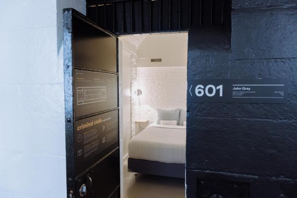 Saintlo Ottawa Jail Hostel - Ontario