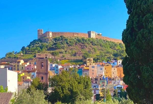 Casa Vacanza Comoda Con Vista - Bosa