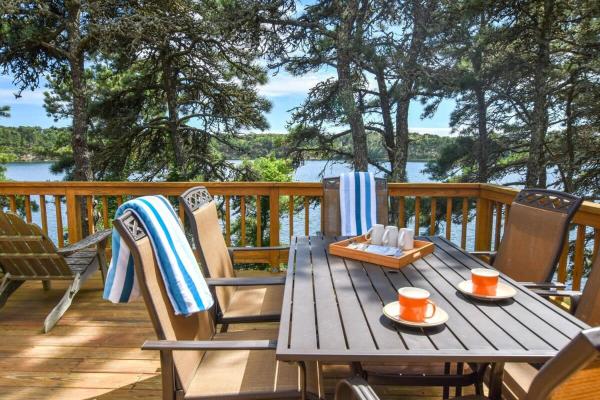 Amazing Location Lakefront Waterside Deck - Chatham, MA