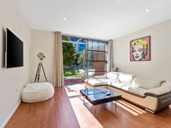 Sleek Modern Pad Next To Spark Arena Free Parking - Auckland