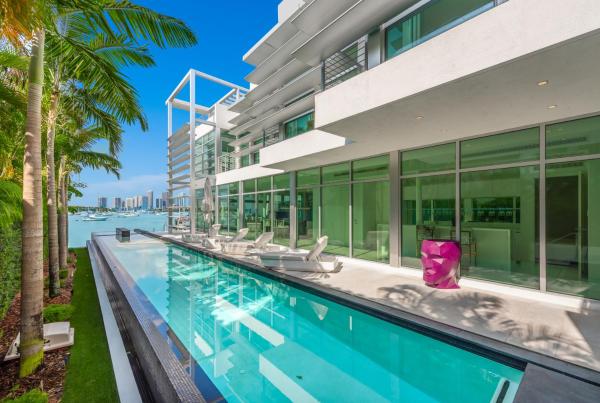 Indulge In Waterfront Elegance Your Ultra Luxury Miami Beach Estate Beckons! - Miami Beach
