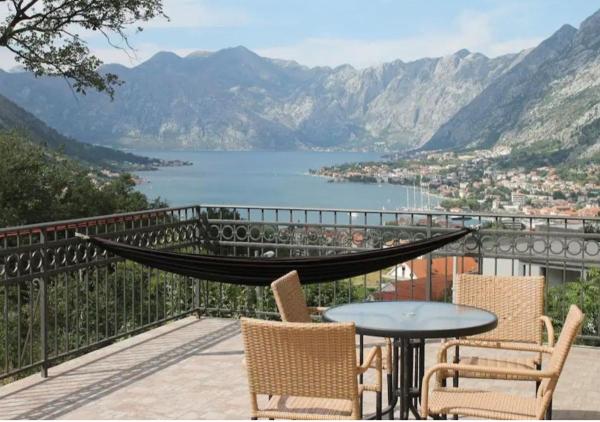 3-bedroom Apartment With Panoramic Bay Views - Kotor