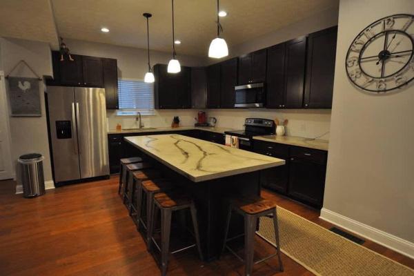 Housepitality - Franklinton Farmhouse- 4 Bedrooms - Grove City, OH