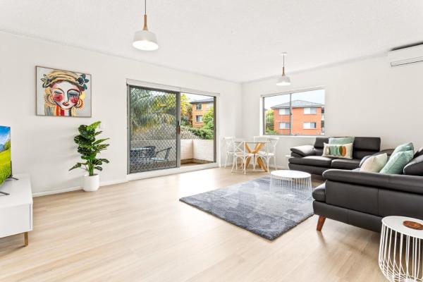 Bright And Convenient Apartment, Close To Shops - Burwood