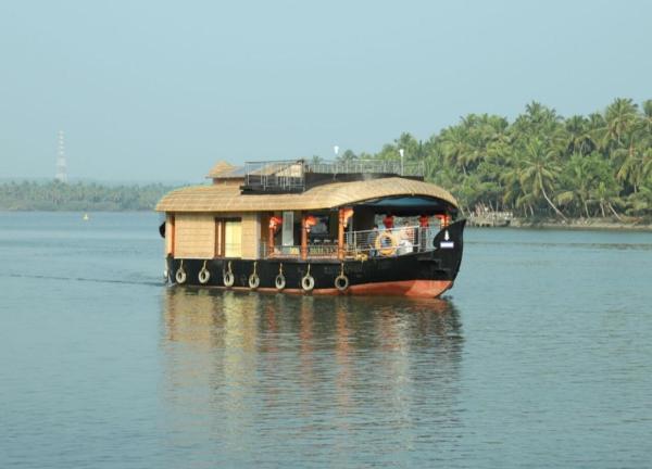 Sukūn Houseboats - コダグ