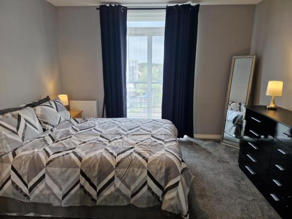 Stylish 2-bed Apartment - Sleeps 4 Parking & Wifi - Coventry