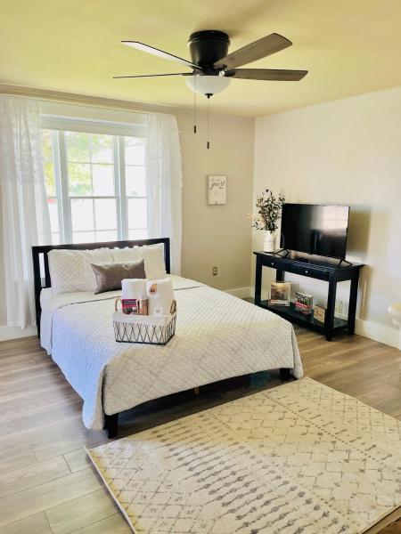 Little Hollywood Suite @ The Historic Kanab Inn - Kanab, UT