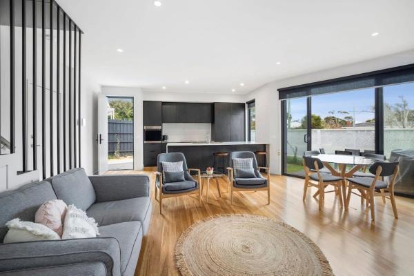 Spacious Coastal Living Central Torquay - Torquay