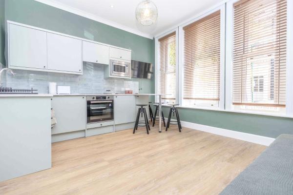 Verulum Apartments - By Coastline Retreats - Beautifully Designed Luxury Town Centre Apartments - 5 Minute Walk To The Beach - Parking Included - Boscombe