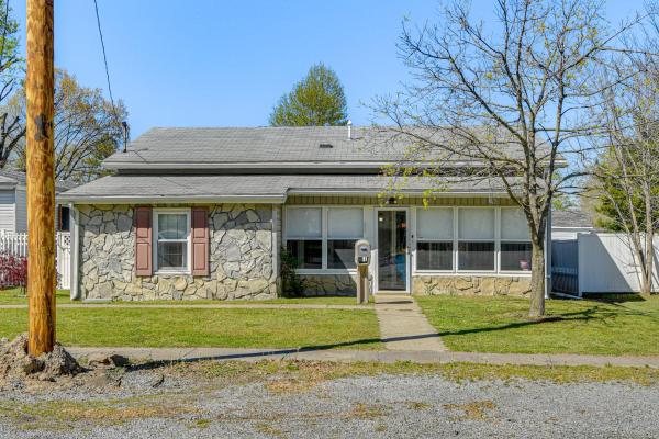 Harrisburg Home With Private Yard And Screened Porch! - Eldorado, IL