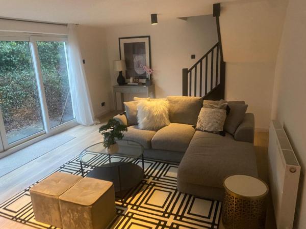 Sleeps7-parking-garden-patio - Paisley