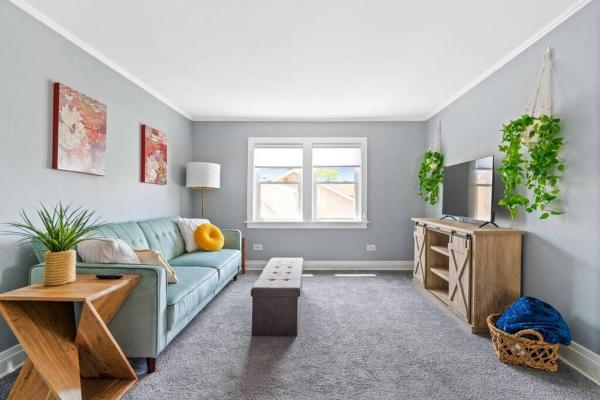 Norwood Park/edison Park! Workstation & In-unit Laundry! 2nd Floor Apt - Sauganash - Chicago