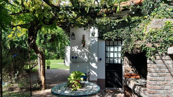 Casa De Huéspedes Muñiz Sobre Parque De 1000m2, 1 Dormitorio, 20m2 Cubiertos, Baño Con Ducha, Pileta Cilíndrica De 3x076 - Ituzaingó