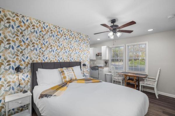 Downtown Kimmswick Studio Newly Renovated - Arnold, MO