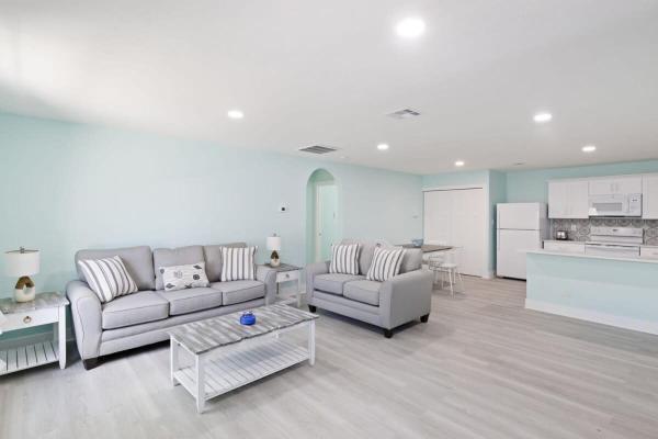 Superb Bonita Springs Residence Near Downtown - Bonita Springs, FL