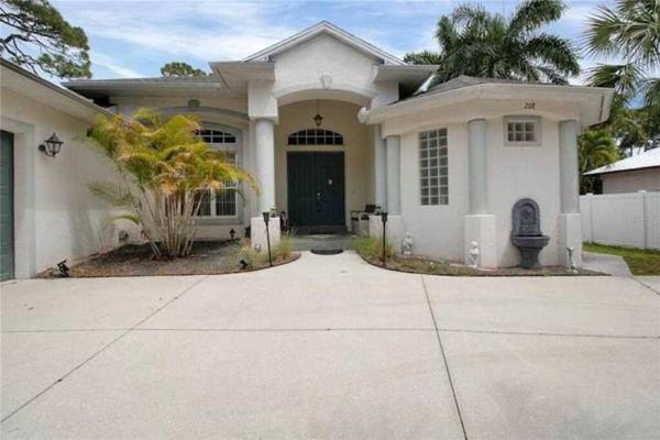 Florida Beach Villa Heated Pool - Venice Beach, FL
