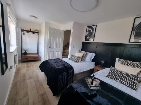 Spacious Town House - Coventry City Centre, Free Parking, Sleeps 6, High-speed Wifi, En-suite, Great Location, A45, A46, Jlr, Nec, Airport, Warwick & Stratford Upon Avon - Fernwood Stays - Your Home Away From Home! - Coventry University