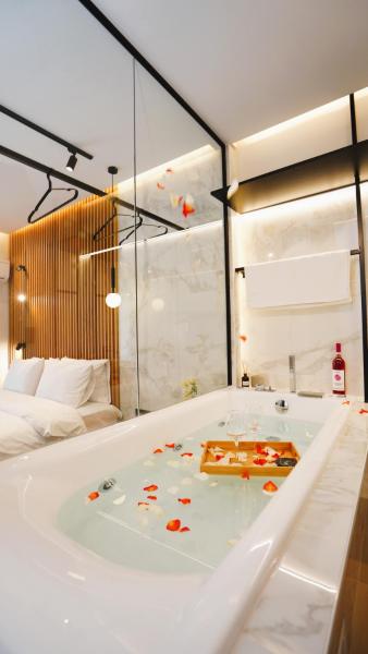 Luxury Suites With Jacuzzi By Sea&thecity - Thessalonique