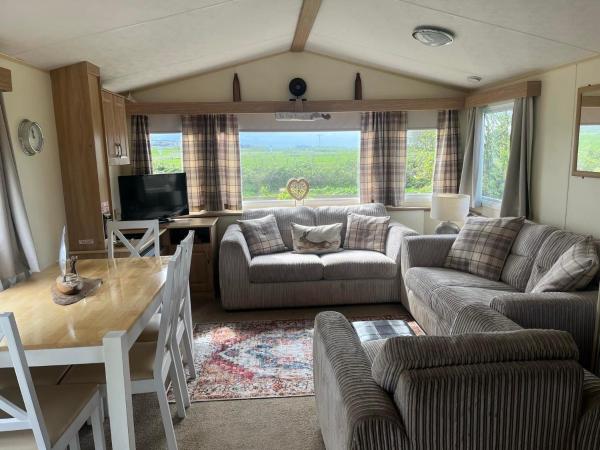 Caravan - Sleeps 8 - Decking - Pets Ok - Parking - Norfolk