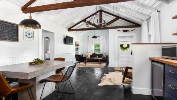 A Suite Retreat Stylish Home Plus Hot Tub - フレデリックスバーグ, TX