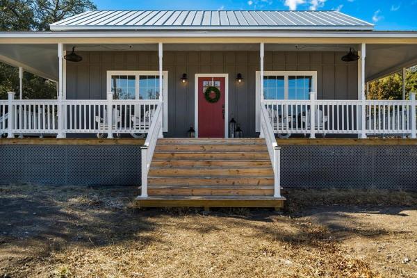 French Kiss Cottage, Hot Tub, Pet Friendly! - Luckenbach, TX