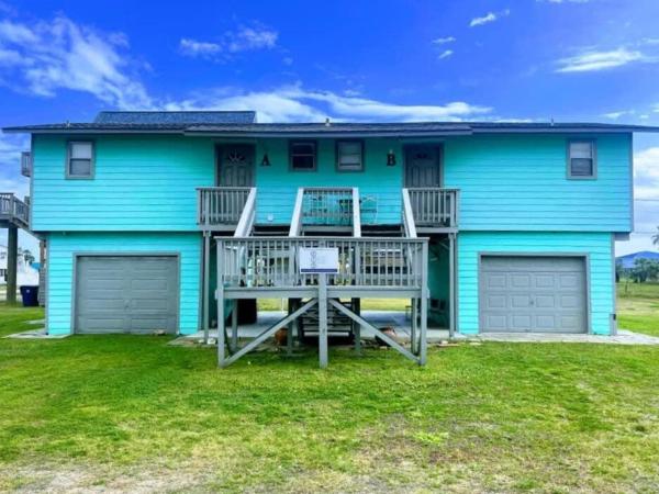 Beach Hut - Half Duplex Just A Few Blocks To Sand Shore And Jetty Park - Freeport, TX
