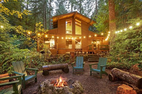 Zigzag Basecamp · Cozy Cabin Perfect For Nature Escapes W/ Hot Tub - Government Camp, OR