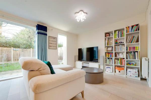 Pass The Keys 53 Austin Drive · Modern Townhouse Near Addenbrookes Own Parking - Essex