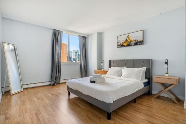 Prime Location Near Jasper Ave With Downtown Views, Netflix, Gym, Sauna, Sleeps 4 - Saint Albert