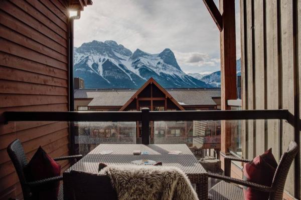 Mountain View (Top Floor) Condo - Canmore