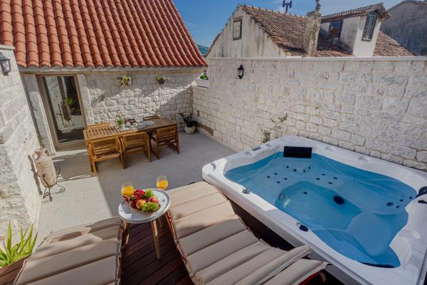 Kamena Vila U Mirnoj Ulici Blizu Centra Trogira - Trogir