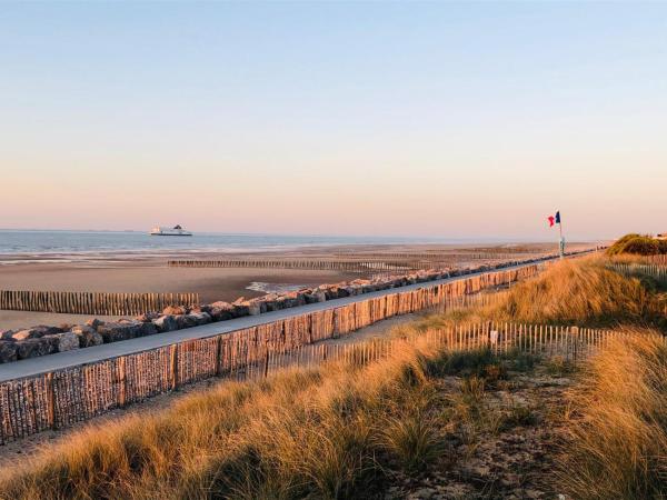 Au Pied Du Cap, Les Pieds Dans L'eau - Plage de Sangatte