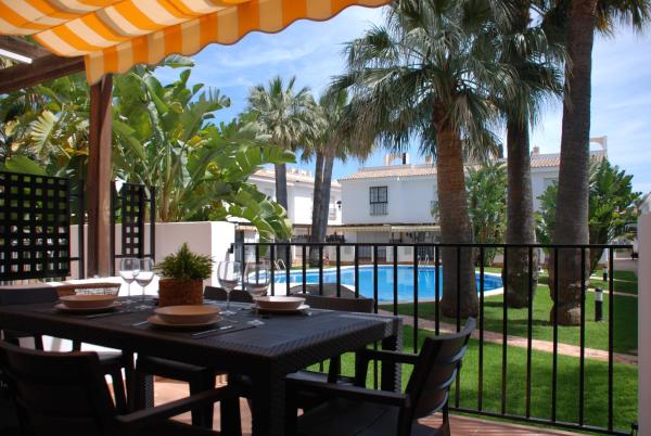 Magnífico Adosado Con Piscina En Urb. Palm Beach - Torreblanca