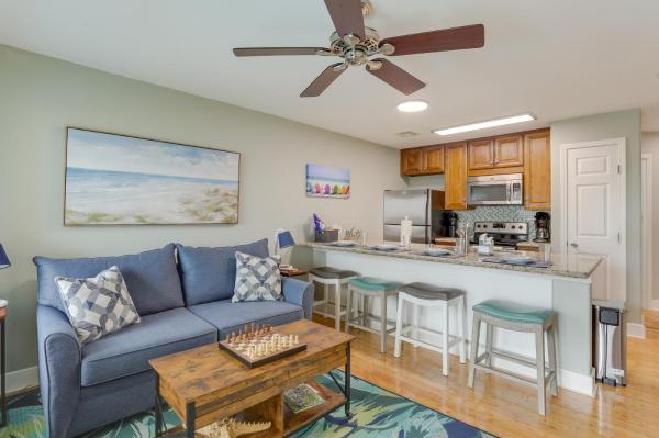 Walk To Seawall & Beach! Galveston Condo W/ Pool - Pirates Beach, TX