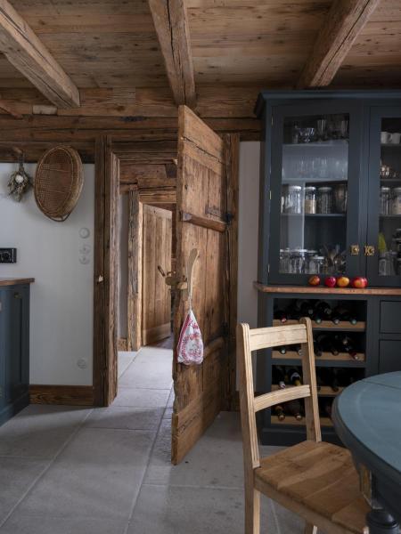 Green Chalet From Centuries Ago - Ellmau