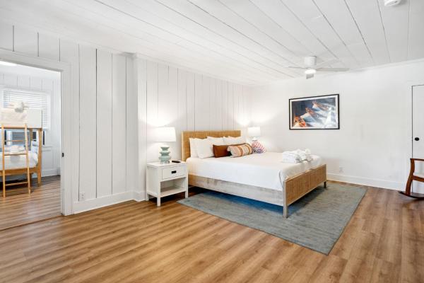 Folliday Inn - The Barrelback - Room 26 - Folly Beach, SC