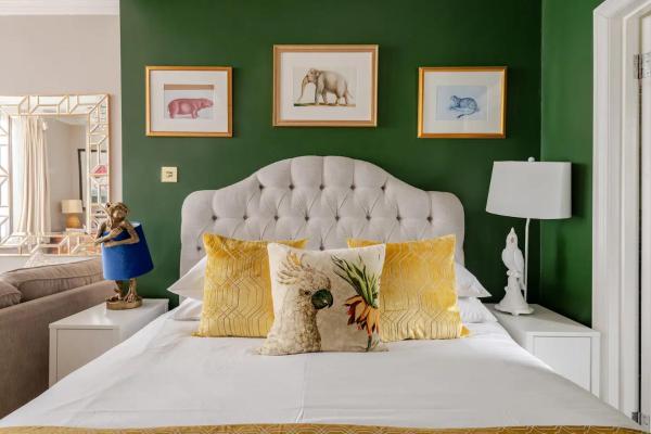 Deco Studio: King Bed, Kitchenette, Stylish & Comfortable - Brighton Marina