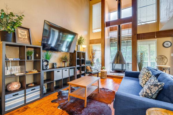 Lago Vista Golf Getaway With Decks And Pool Access! - Lake Travis, TX