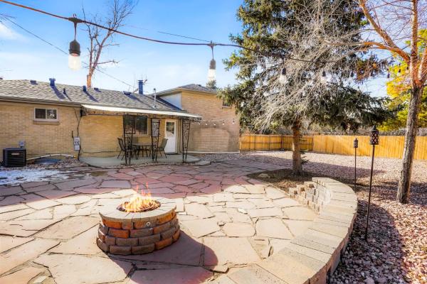 Spacious 5br Retreat Near Olde Town Arvada - Arvada, CO
