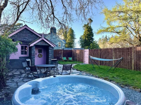 Tiny Romantic Retreat With Hot Tub On A Country Estate Near Cardigan Bay In Eryri Snowdonia - North Wales
