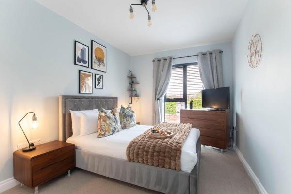 Elliot Oliver - Stylish 2 Bedroom Apartment With Parking In The Docks - Gloucester, UK