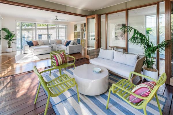 Headlands Hideaway, Moffat Beach Dog Friendly Home - Golden Beach