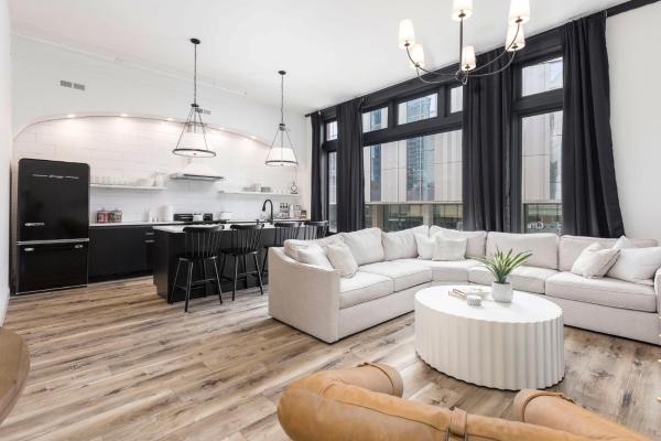 Decadent Cityscape Retreat - Louisville, KY