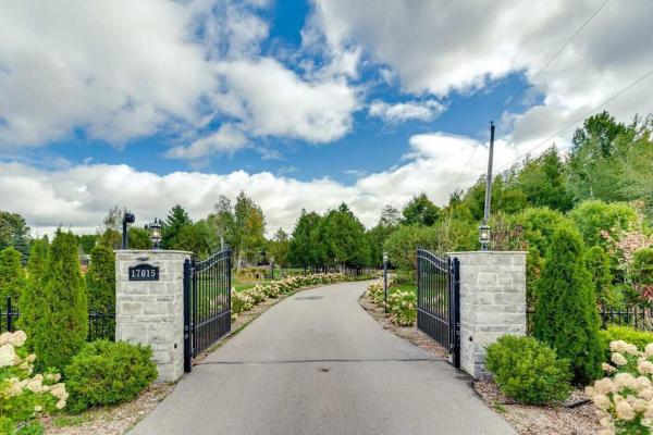 Large Estate With Luxury Collection Of Amenities - Bradford, ON, Canada