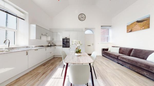 Spacious Three Bedroom Apartment With Valley Views - Abergavenny
