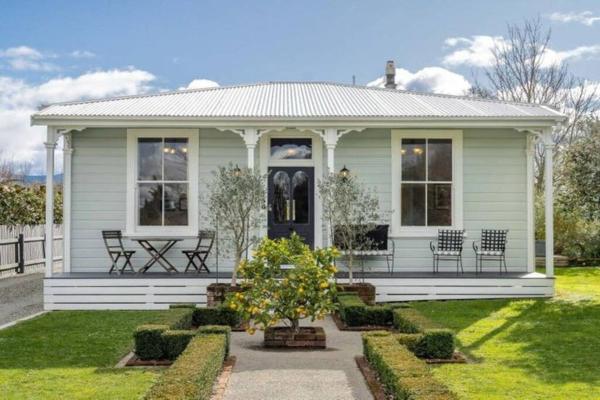 Historic Charm In Greytown - Cosy Kowhai Cottage - Greytown
