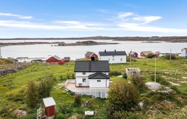 Cozy Home In Norddyrøy With Kitchen - Sistranda