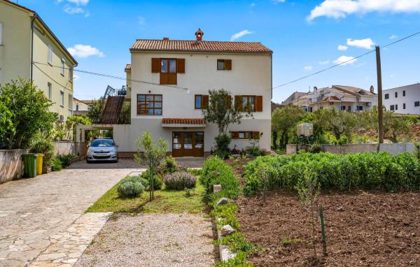 Awesome Apartment In Murter - Tisno