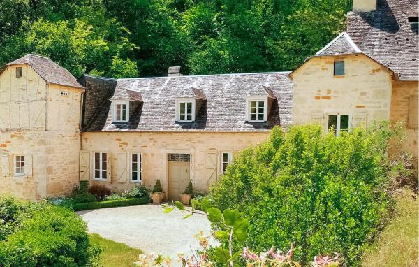 5 Bedroom Gorgeous Home In Sarrazac - Martel